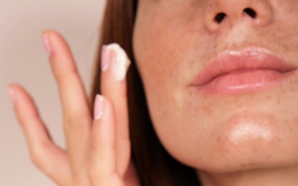 ¿Por qué tienes la piel reseca? Causas principales y soluciones para ...