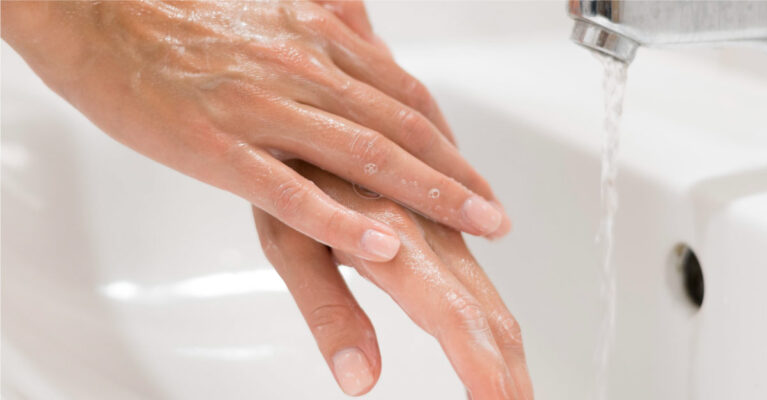 Tips para mantener unas manos suaves e hidratadas